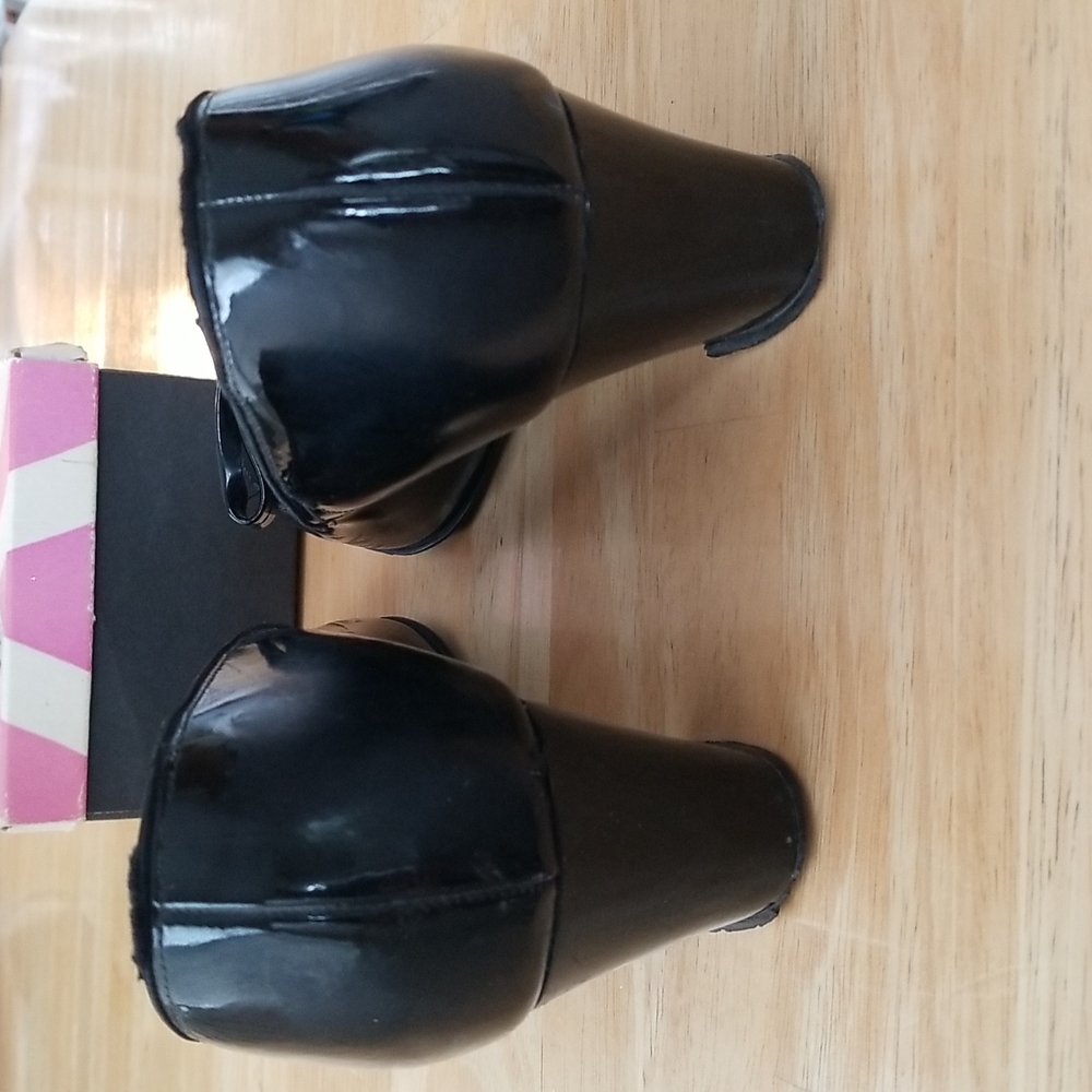 Vintage 1969 Black Shiny Heels ~ Heel Huggers By Dunn… - Gem